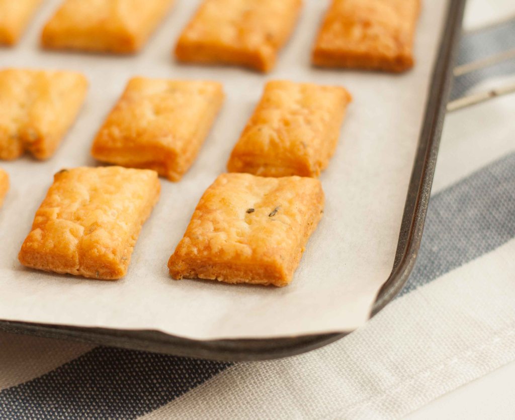 Cheddar & Thyme Crackers – Scaredy-Cat Kitchen